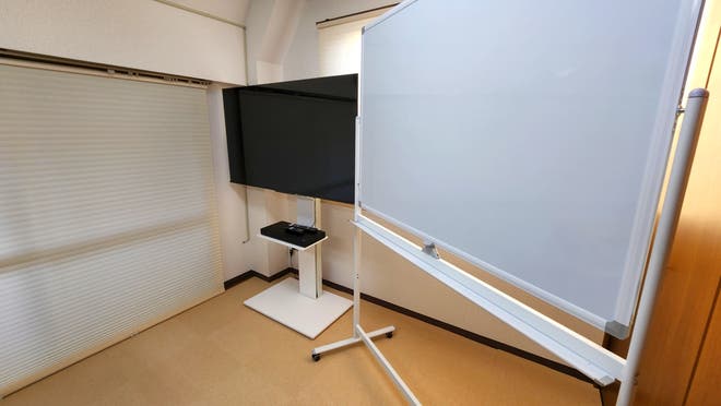 草加駅東口から徒歩3分/24時まで使える/お部屋タイプの小さな会議室/Wifi/web面談/女子会/推し活/ボードゲームの写真9