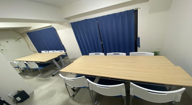 新宿御苑前駅から徒歩2分の広々貸し会議室☆プロジェクター無料☆高速インターネット光でリモートワーク最適！