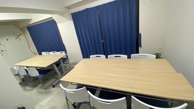 新宿御苑前駅から徒歩2分の広々貸し会議室☆プロジェクター無料☆高速インターネット光でリモートワーク最適!の写真1