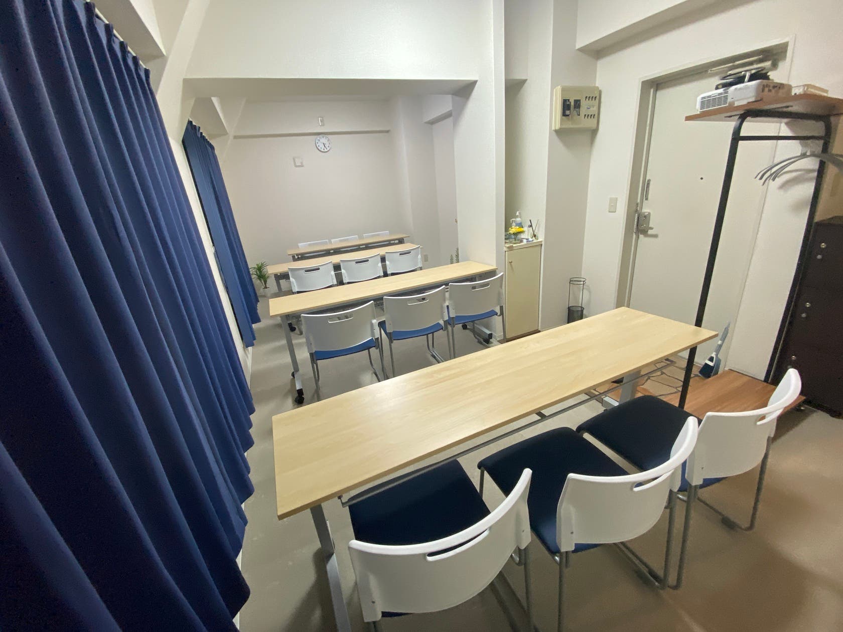 新宿御苑前駅から徒歩2分の広々貸し会議室☆プロジェクター無料☆高速インターネット光でリモートワーク最適！の写真5