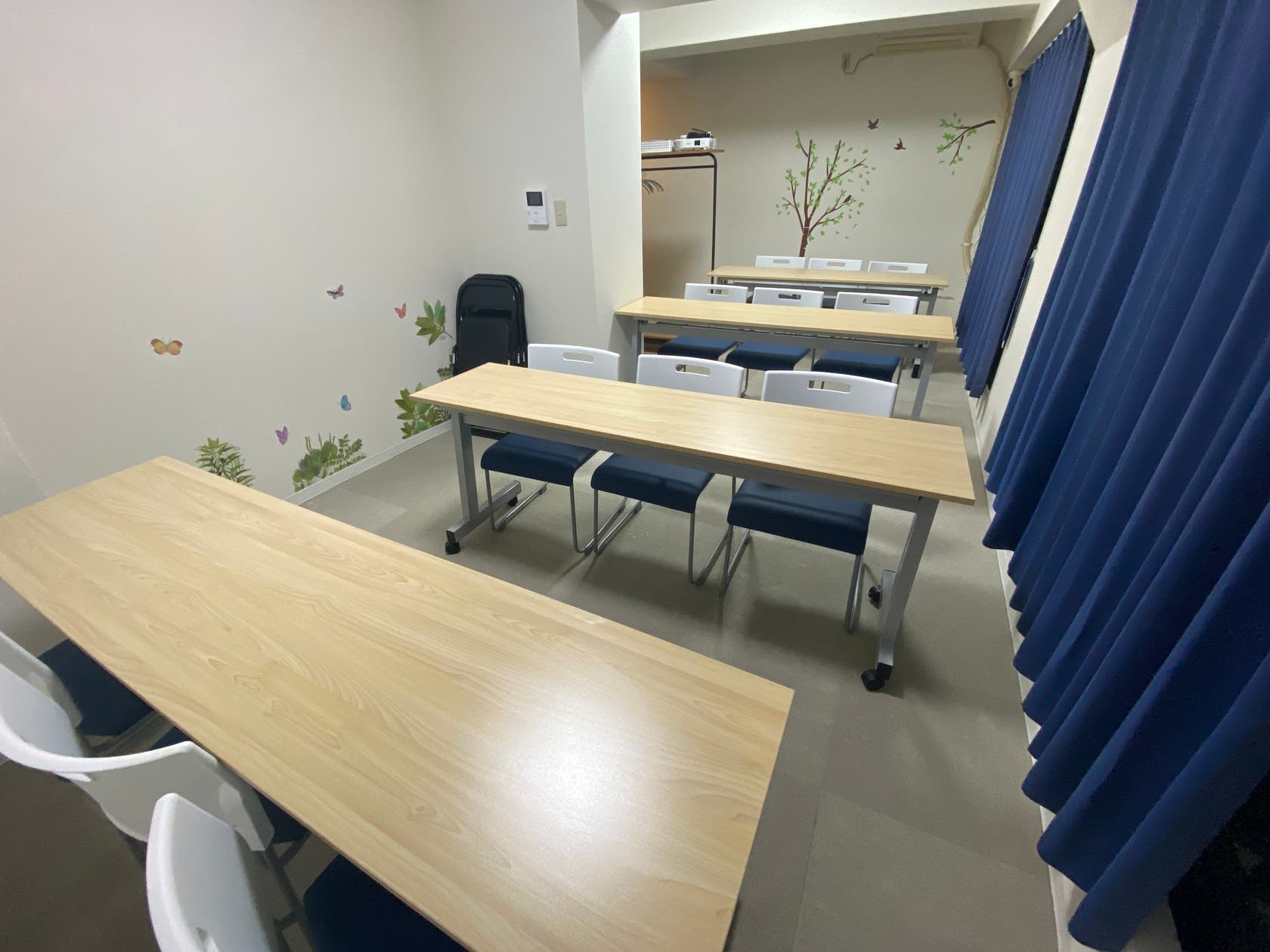 新宿御苑前駅から徒歩2分の広々貸し会議室☆プロジェクター無料☆高速インターネット光でリモートワーク最適！の写真6