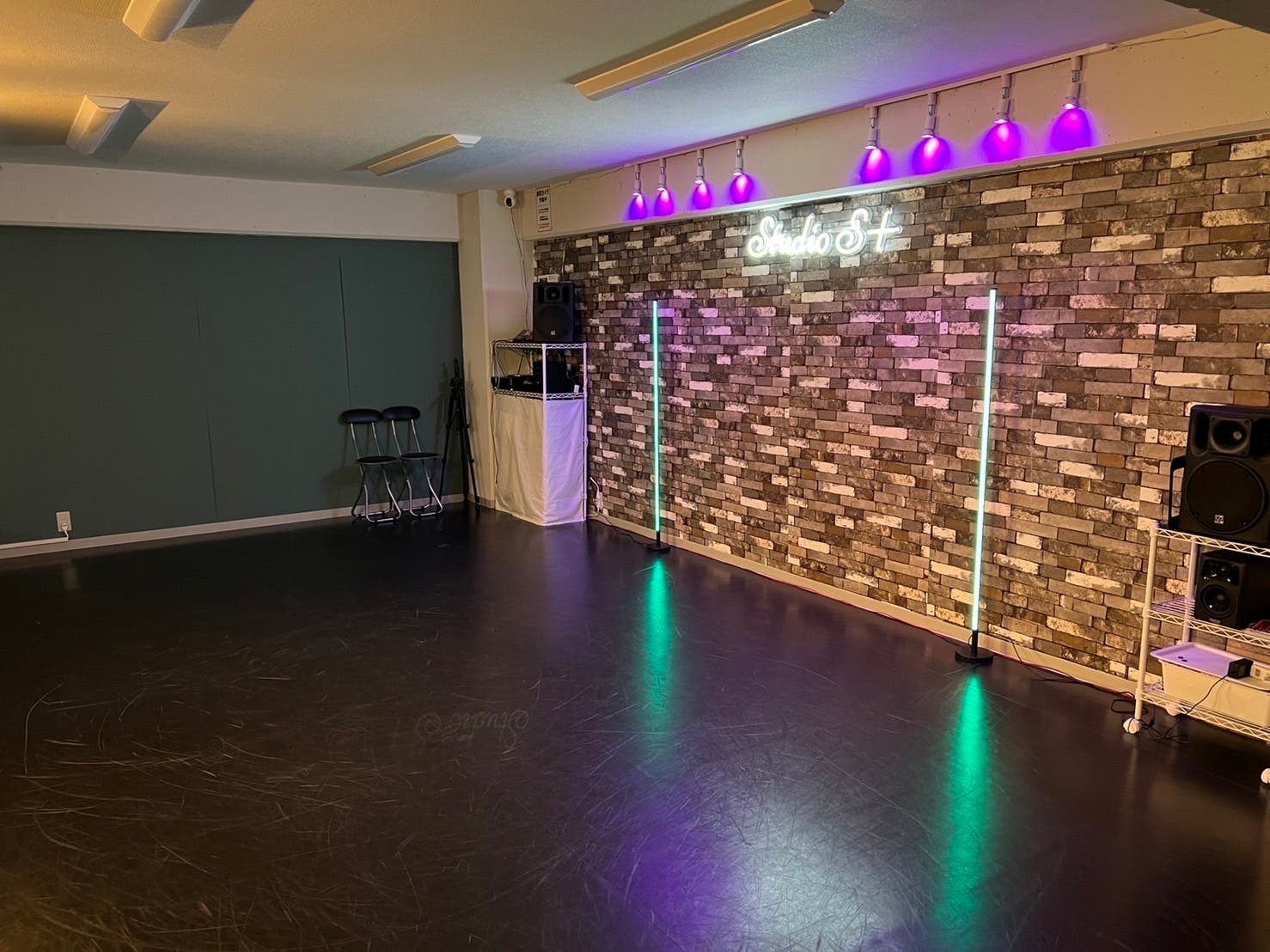 柏駅から1駅！新柏駅から徒歩30秒のダンススタジオ！おしゃれな内装と照明でSNS映え間違いなし！の写真4