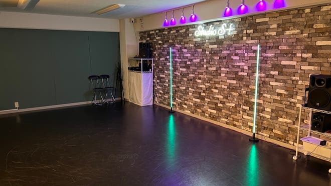 柏駅から1駅!新柏駅から徒歩30秒のダンススタジオ!おしゃれな内装と照明でSNS映え間違いなし!の写真4