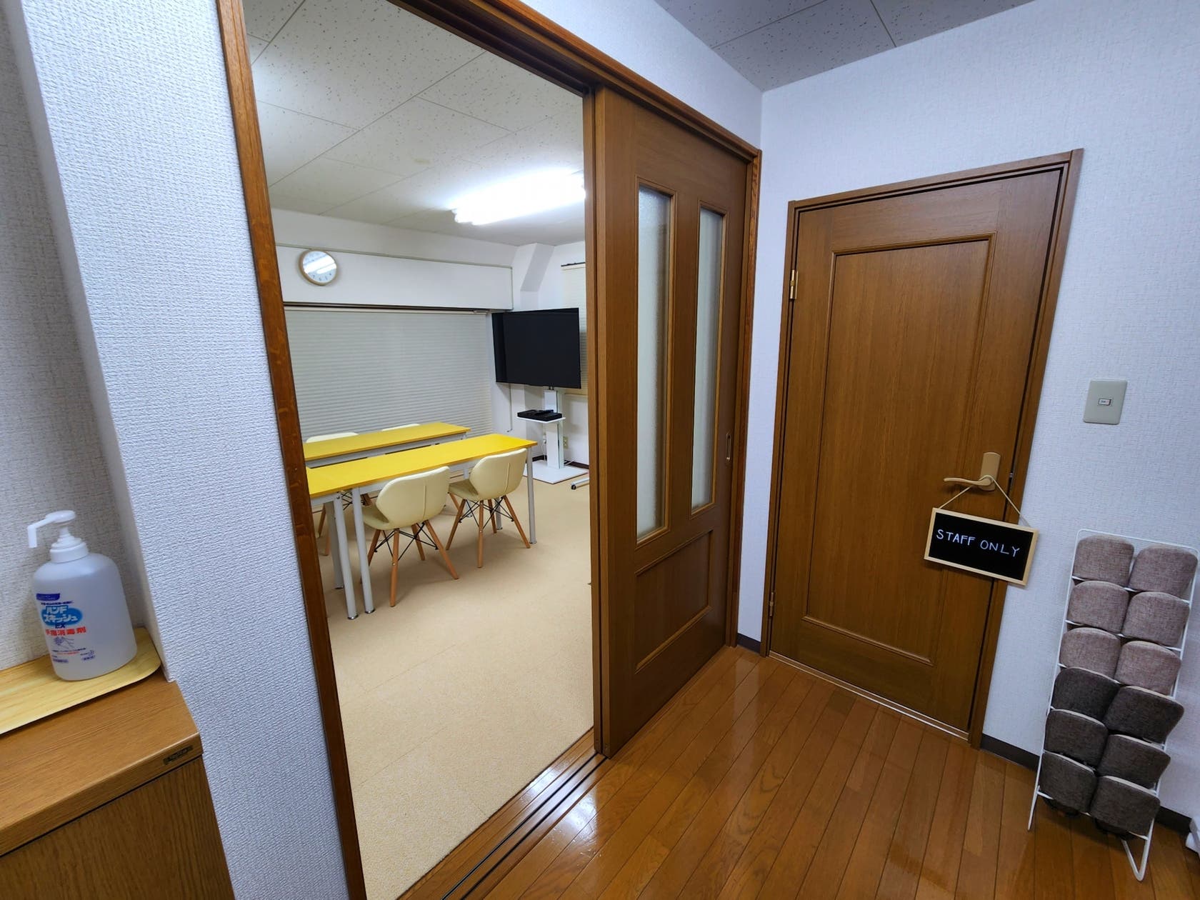 草加駅東口から徒歩3分/24時まで使える/お部屋タイプの小さな会議室/Wifi/web面談/女子会/推し活/ボードゲームの写真7