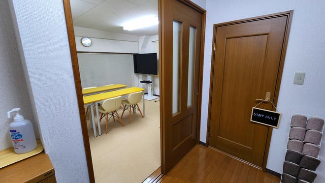 草加駅東口から徒歩3分/24時まで使える/お部屋タイプの小さな会議室/Wifi/web面談/女子会/推し活/ボードゲームの写真7