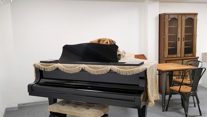グランドピアノ無料 駅徒歩5分 広くて綺麗な音楽スタジオ 楽器練習・アンサンブル・合唱・レッスン・防音・会議・テレワークの写真1