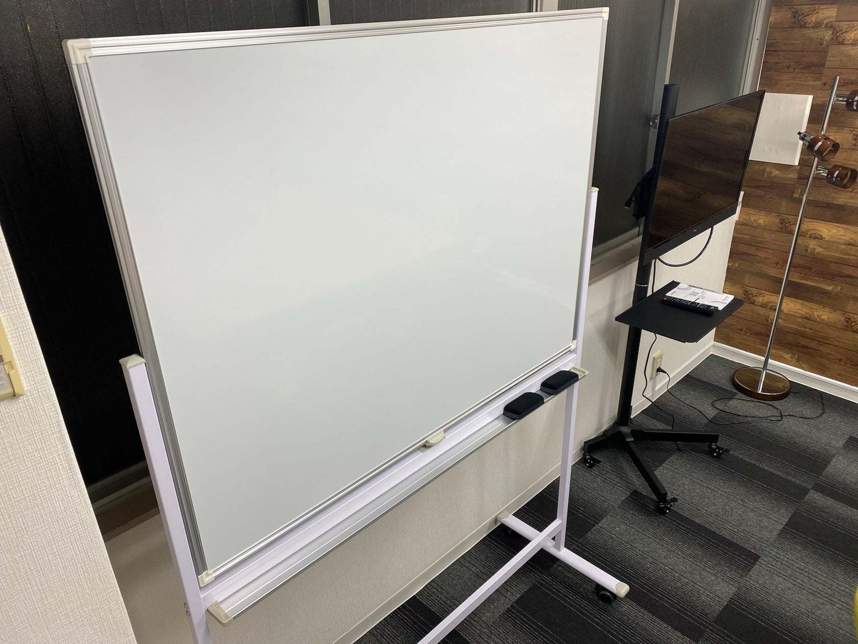 【八丁堀4分・新富町4分】貸し会議室💻2面窓で換気良好🔄✨広々上質な空間👍プロジェクター🈶LMスペース八丁堀の写真18