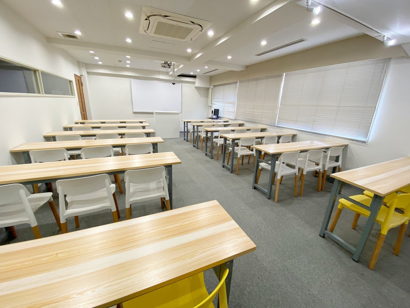 【八重洲市ヶ谷ビル】市ヶ谷駅徒歩3分！最大36名着席可能｜セミナー・会議室に使える広々会議室｜3D[16]の写真2