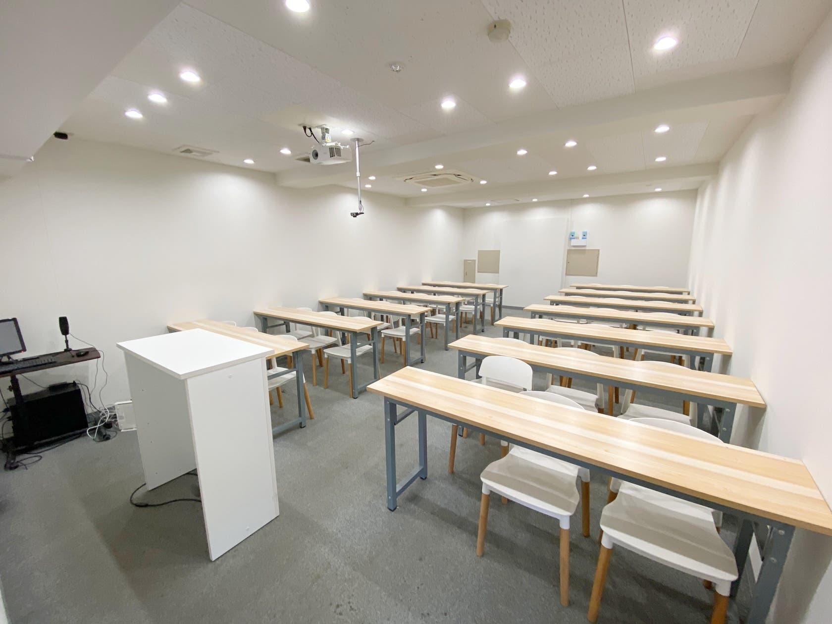 【八重洲市ヶ谷ビル】市ヶ谷駅徒歩3分！最大36名着席可能｜セミナー・会議室に使える広々会議室｜3D[16]の写真3