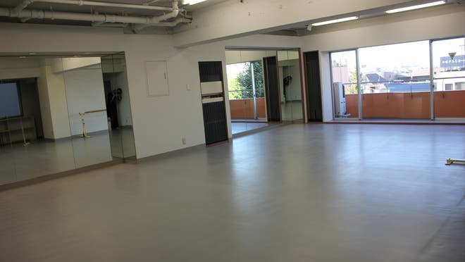 目黒通り沿いバス停より徒歩1分!のダンススタジオの写真2