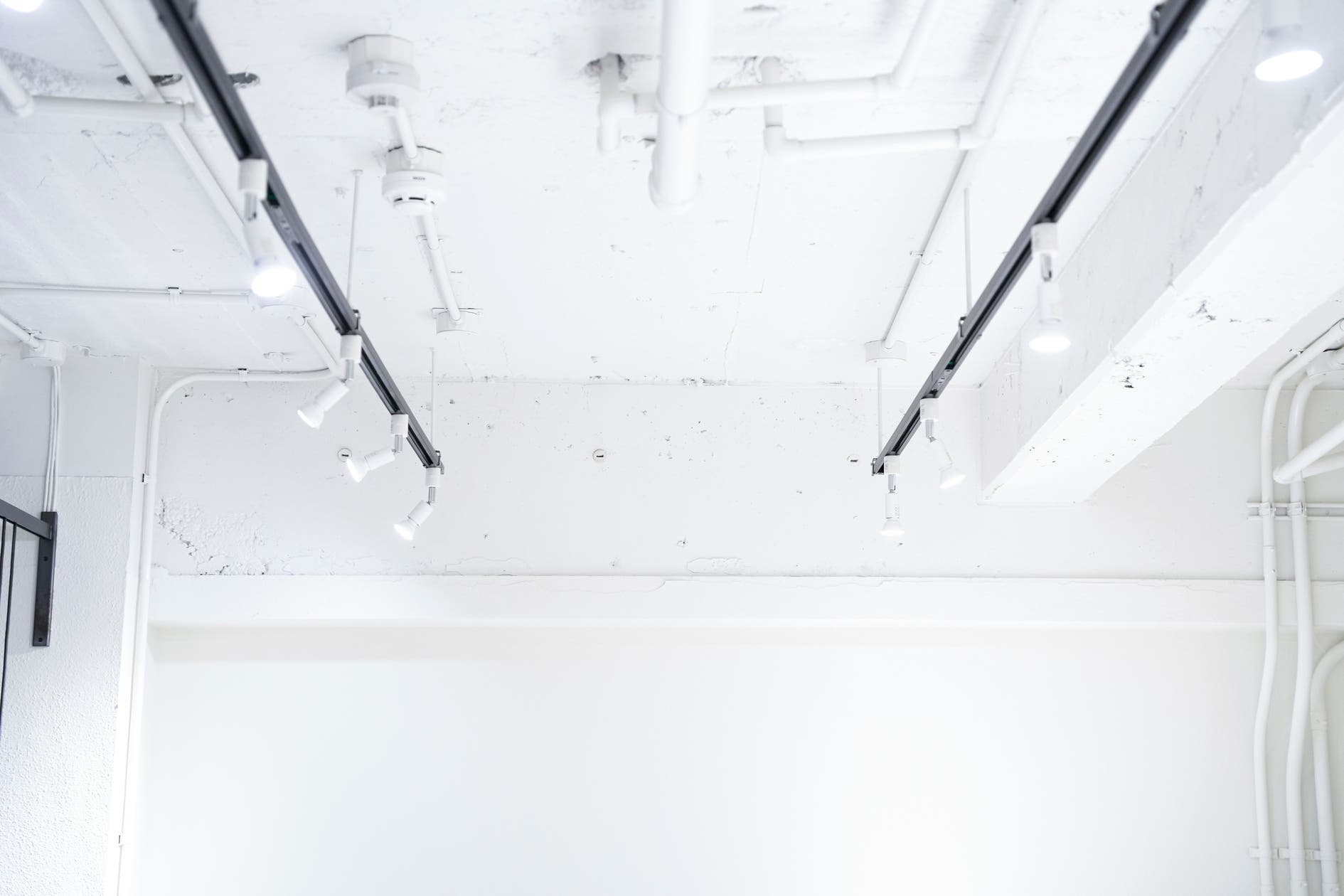 【明治神宮前駅1分】オールホワイト空間、ファッション・アパレルの展示会やポップアップストアに適した、路面ギャラリースペースの写真9