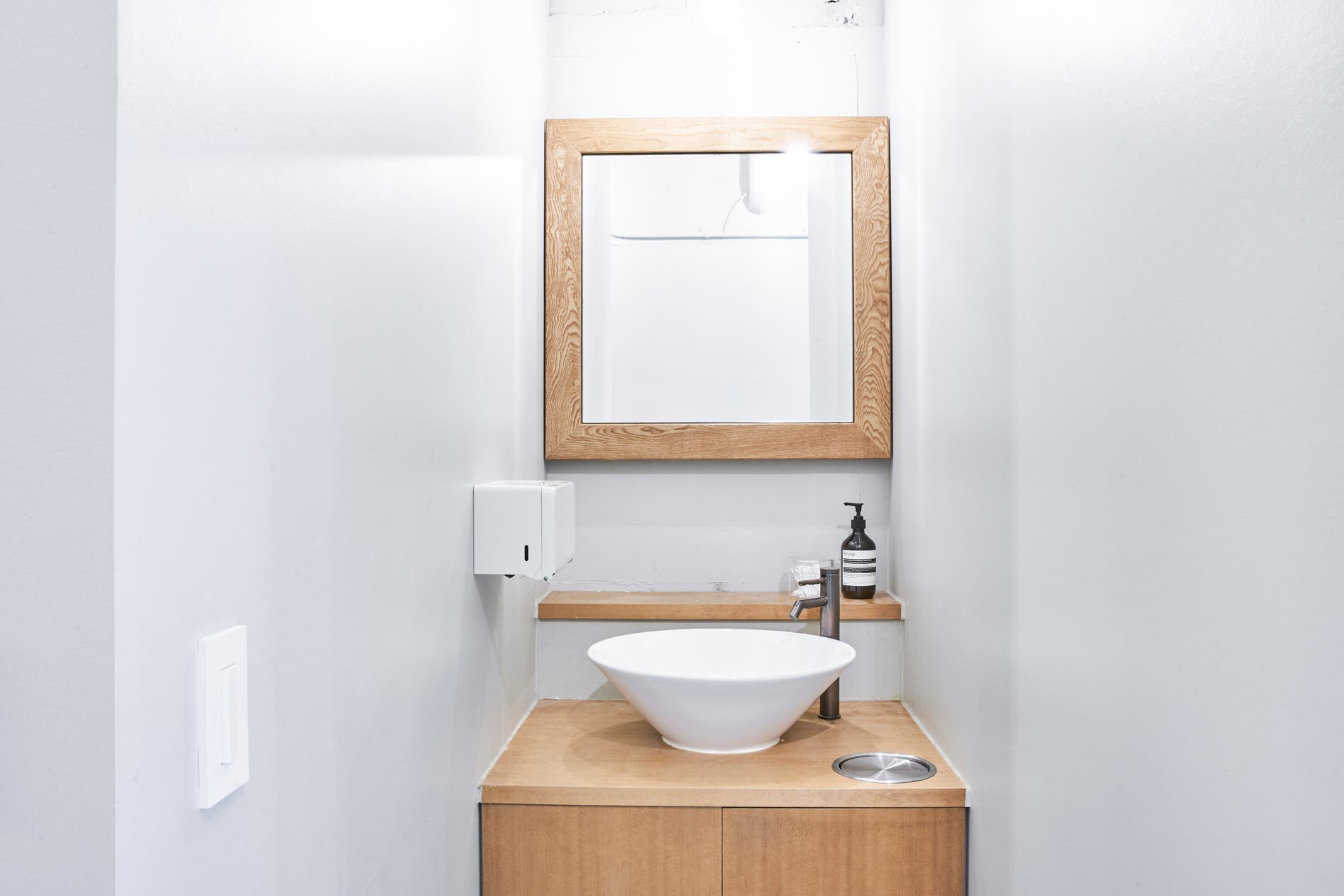 【明治神宮前駅1分】オールホワイト空間、ファッション・アパレルの展示会やポップアップストアに適した、路面ギャラリースペースの写真11