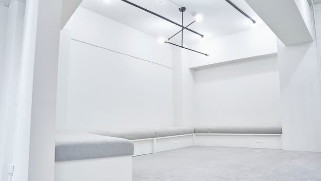 【明治神宮前駅1分】オールホワイト空間、ファッション・アパレルの展示会やポップアップストアに適した、路面ギャラリースペースの写真13