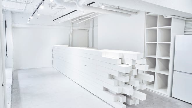 【明治神宮前駅1分】オールホワイト空間、ファッション・アパレルの展示会やポップアップストアに適した、路面ギャラリースペースの写真3