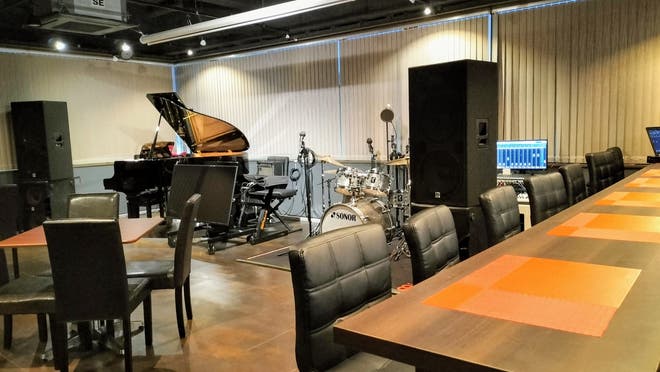 西武新宿線久米川駅から徒歩30秒 駅前ビル最上階、2面全面窓で夜景がキレイな広いダイニングバー。の写真1