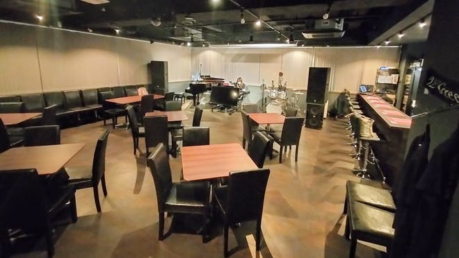 西武新宿線久米川駅から徒歩30秒 駅前ビル最上階、2面全面窓で夜景がキレイな広いダイニングバー。の写真2