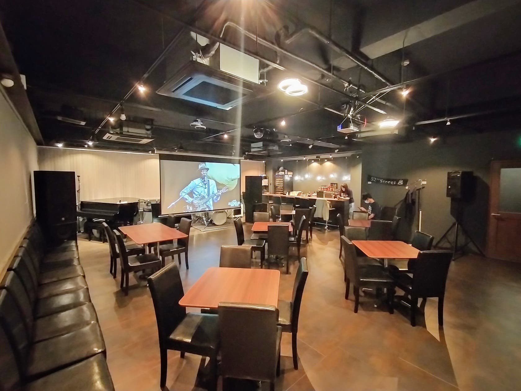 西武新宿線久米川駅から徒歩30秒 駅前ビル最上階、2面全面窓で夜景がキレイな広いダイニングバー。の写真4