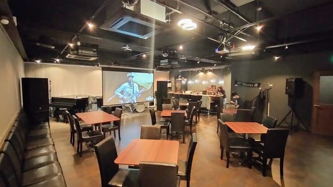 西武新宿線久米川駅から徒歩30秒 駅前ビル最上階、2面全面窓で夜景がキレイな広いダイニングバー。の写真4