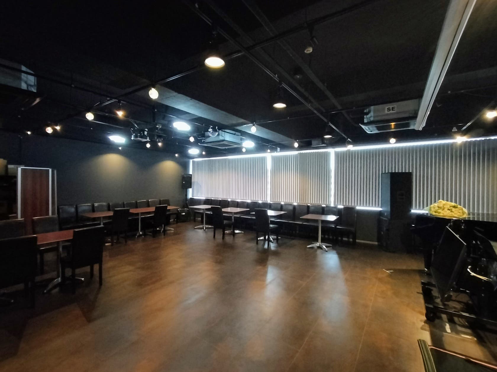 西武新宿線久米川駅から徒歩30秒 駅前ビル最上階、2面全面窓で夜景がキレイな広いダイニングバー。の写真5