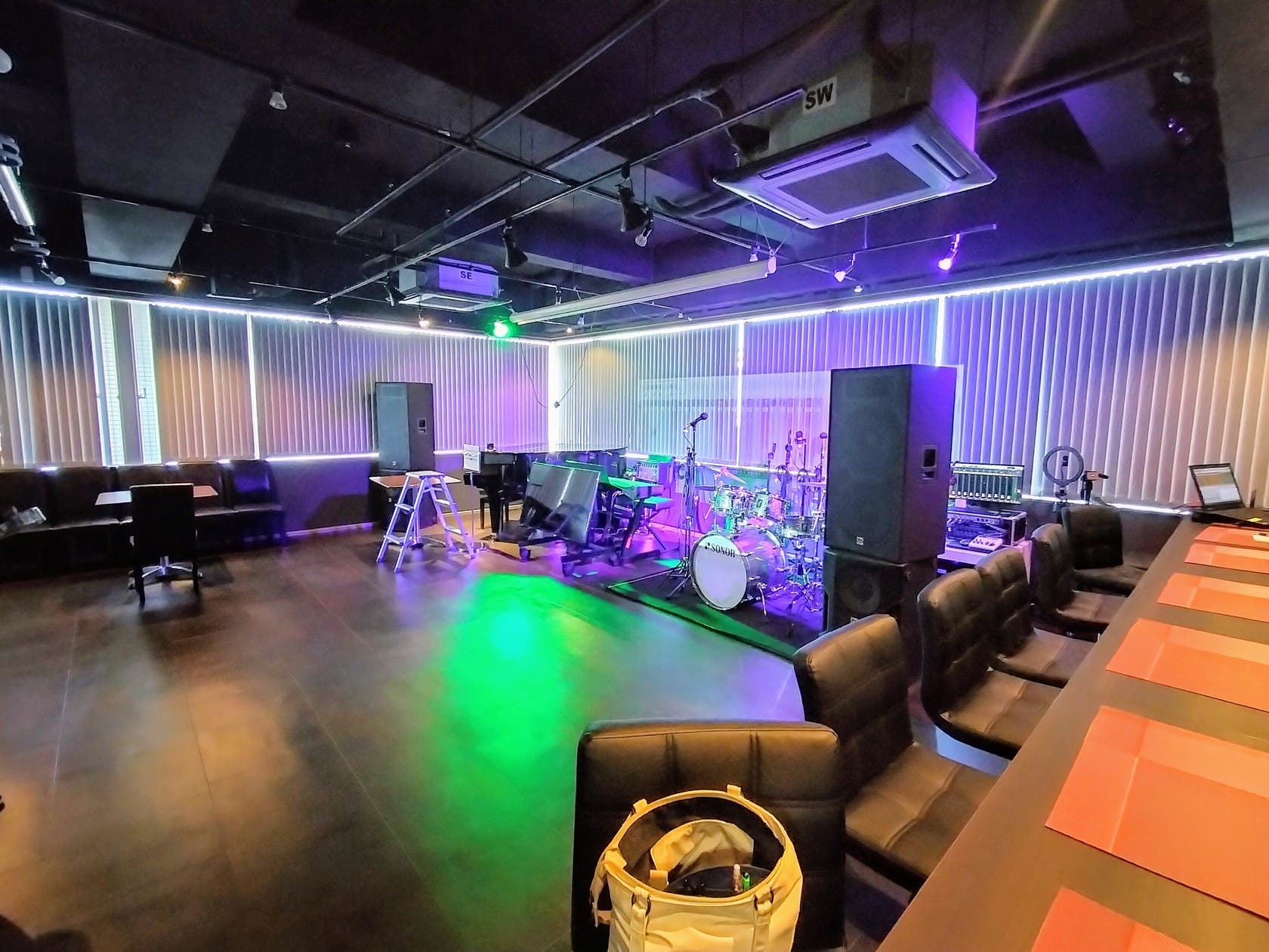 西武新宿線久米川駅から徒歩30秒 駅前ビル最上階、2面全面窓で夜景がキレイな広いダイニングバー。の写真6