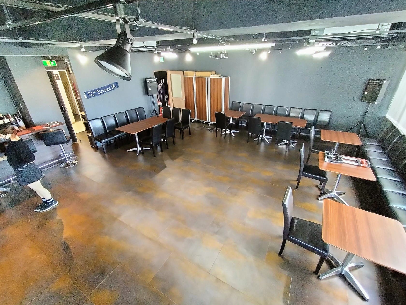 西武新宿線久米川駅から徒歩30秒 駅前ビル最上階、2面全面窓で夜景がキレイな広いダイニングバー。の写真7