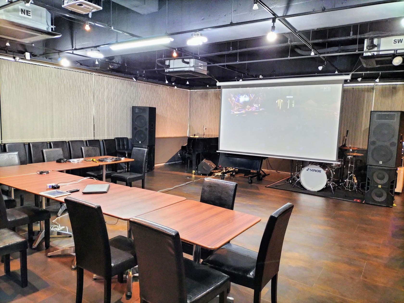 西武新宿線久米川駅から徒歩30秒 駅前ビル最上階、2面全面窓で夜景がキレイな広いダイニングバー。の写真8