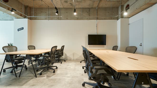 新宿三丁目駅徒歩10秒。新宿駅徒歩8分の好立地。質の高いデザイナーズ家具が揃った天井高3m以上のワークスペース。の写真1