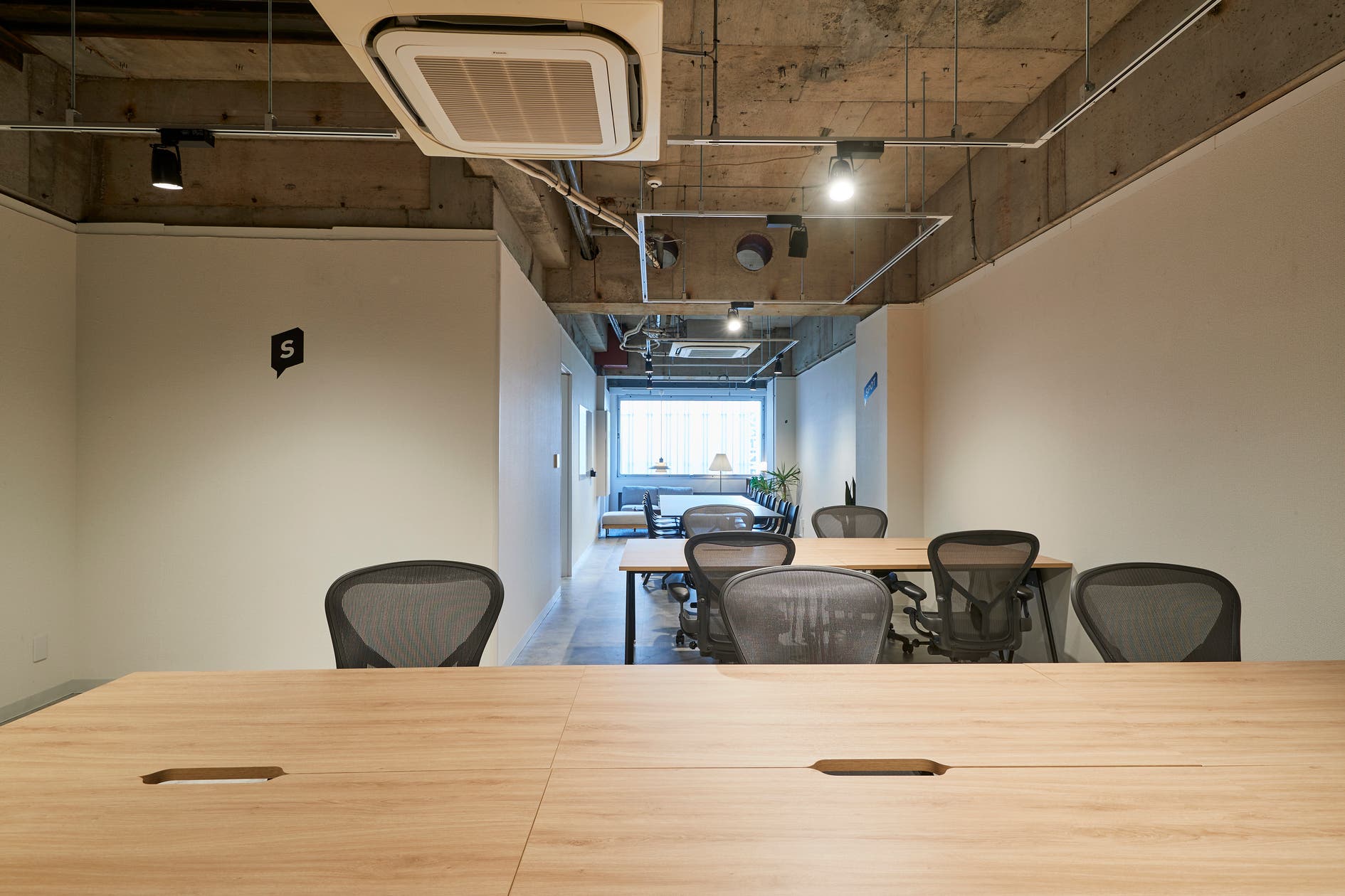 新宿三丁目駅徒歩10秒。新宿駅徒歩8分の好立地。質の高いデザイナーズ家具が揃った天井高3m以上のワークスペース。の写真2