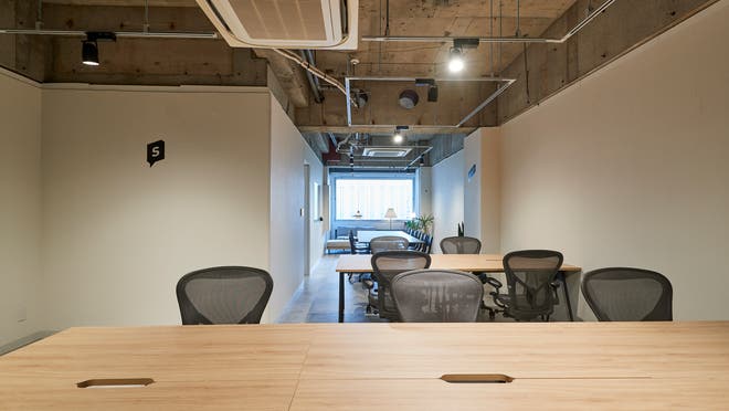 新宿三丁目駅徒歩10秒。新宿駅徒歩8分の好立地。質の高いデザイナーズ家具が揃った天井高3m以上のワークスペース。の写真2