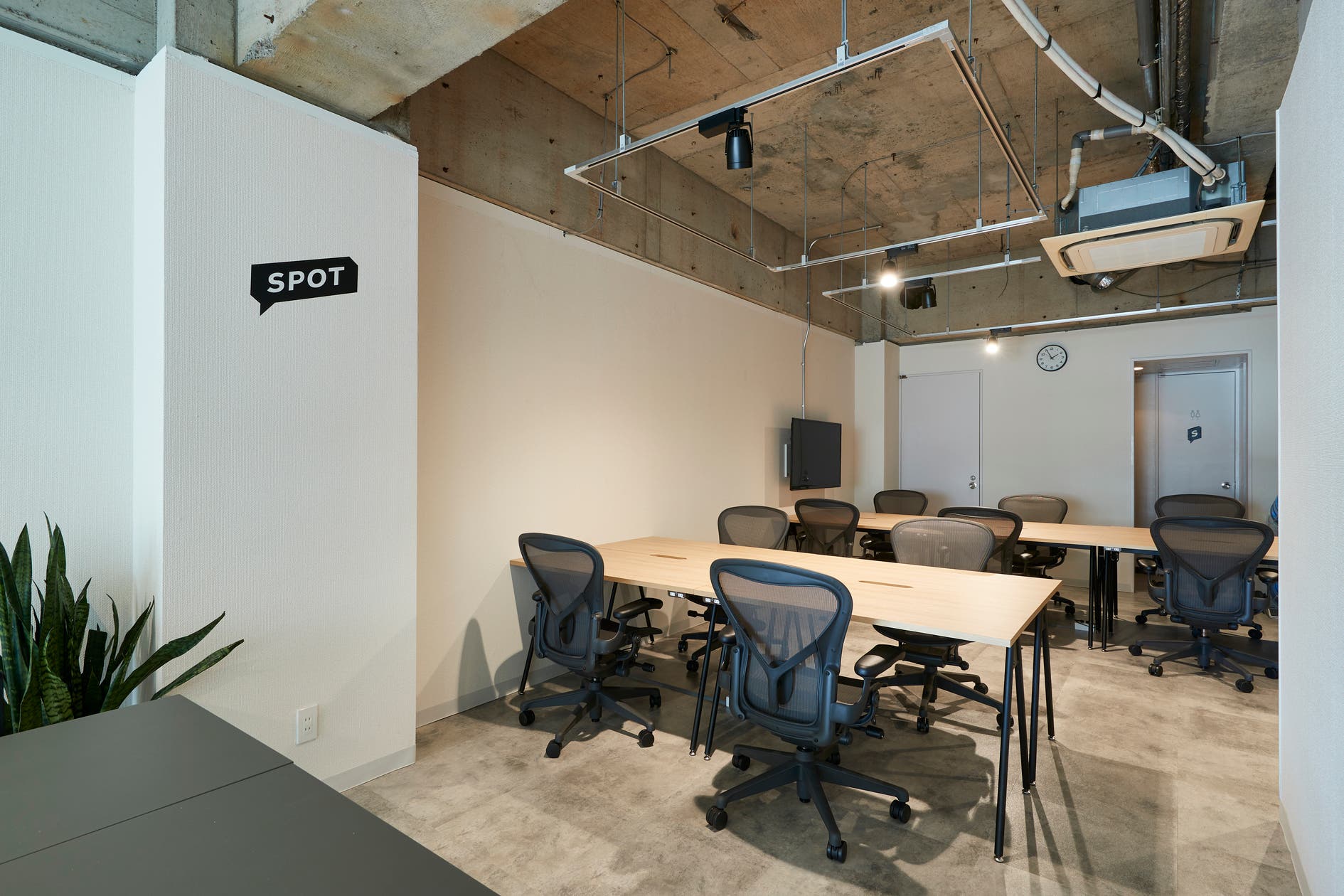 新宿三丁目駅徒歩10秒。新宿駅徒歩8分の好立地。質の高いデザイナーズ家具が揃った天井高3m以上のワークスペース。の写真3