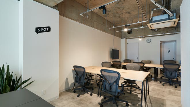 新宿三丁目駅徒歩10秒。新宿駅徒歩8分の好立地。質の高いデザイナーズ家具が揃った天井高3m以上のワークスペース。の写真3