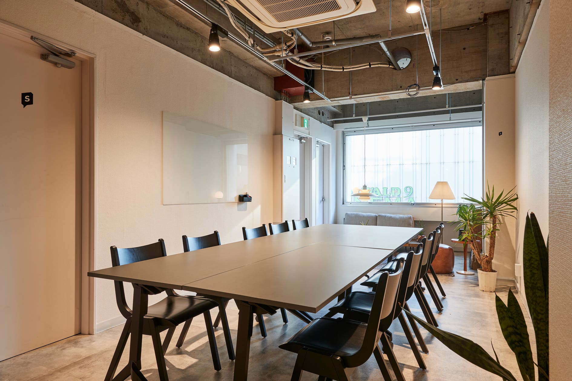 新宿三丁目駅徒歩10秒。新宿駅徒歩8分の好立地。質の高いデザイナーズ家具が揃った天井高3m以上のワークスペース。の写真4