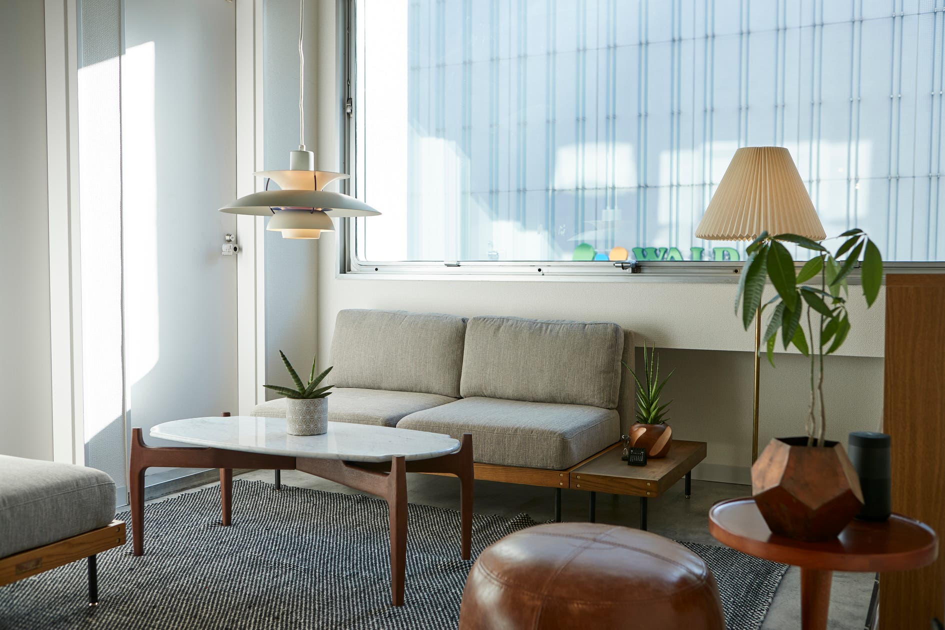 新宿三丁目駅徒歩10秒。新宿駅徒歩8分の好立地。質の高いデザイナーズ家具が揃った天井高3m以上のワークスペース。の写真5