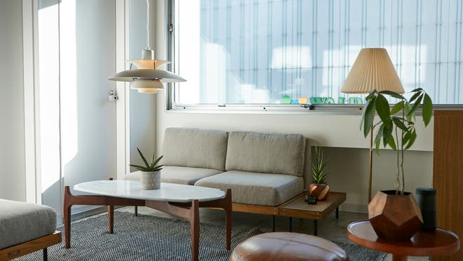 新宿三丁目駅徒歩10秒。新宿駅徒歩8分の好立地。質の高いデザイナーズ家具が揃った天井高3m以上のワークスペース。の写真5