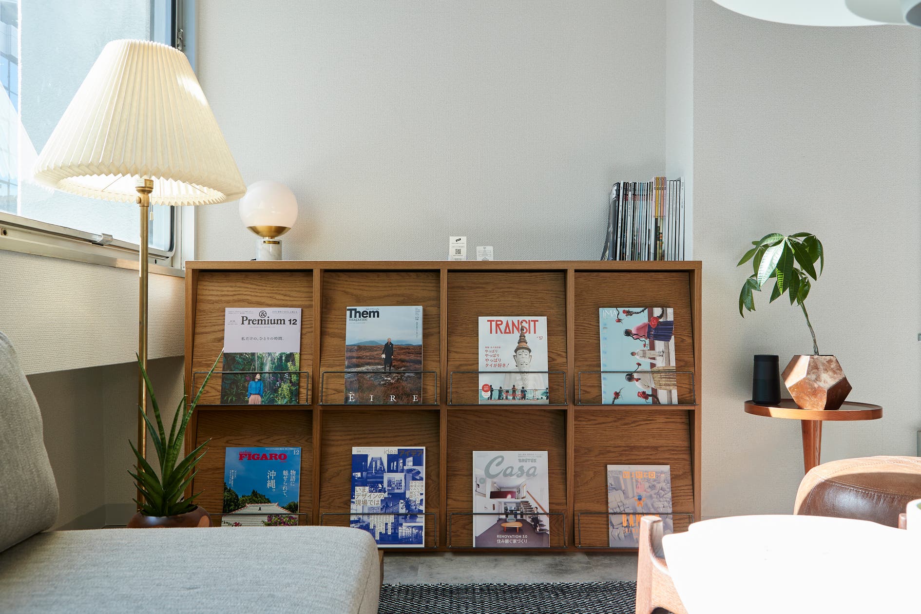 新宿三丁目駅徒歩10秒。新宿駅徒歩8分の好立地。質の高いデザイナーズ家具が揃った天井高3m以上のワークスペース。の写真6