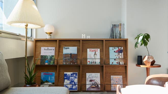 新宿三丁目駅徒歩10秒。新宿駅徒歩8分の好立地。質の高いデザイナーズ家具が揃った天井高3m以上のワークスペース。の写真6