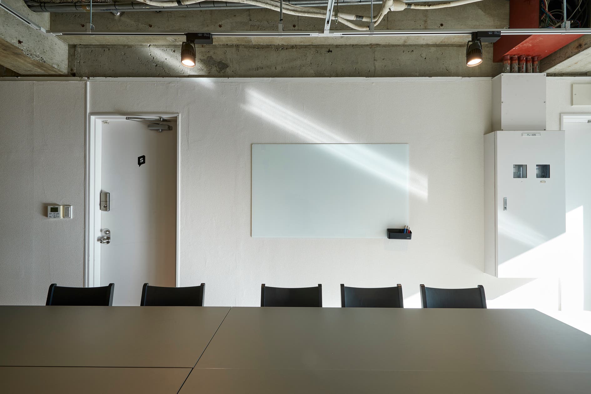 新宿三丁目駅徒歩10秒。新宿駅徒歩8分の好立地。質の高いデザイナーズ家具が揃った天井高3m以上のワークスペース。の写真7