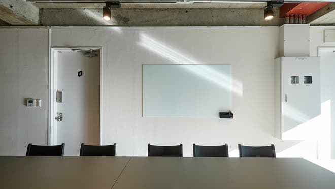 新宿三丁目駅徒歩10秒。新宿駅徒歩8分の好立地。質の高いデザイナーズ家具が揃った天井高3m以上のワークスペース。の写真7