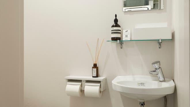 新宿三丁目駅徒歩10秒。新宿駅徒歩8分の好立地。質の高いデザイナーズ家具が揃った天井高3m以上のワークスペース。の写真8