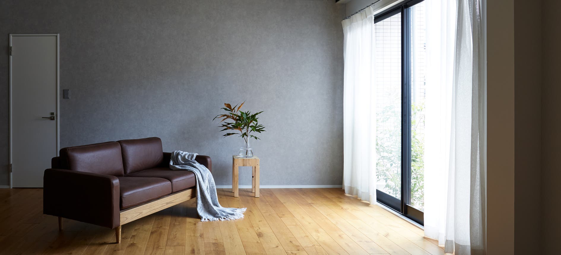 [泉町スタジオ]新大阪駅からもすぐ/自然光が入る/グレー壁のベイシックなスタジオ/写真撮影/阪急吹田駅徒歩12分の写真1