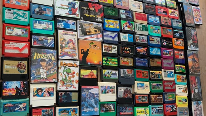 昔懐かしいレトロなファミコンゲームやり放題ルーム。ゲームカセット190個ご用意。友人と対戦ゲームもできます。の写真2