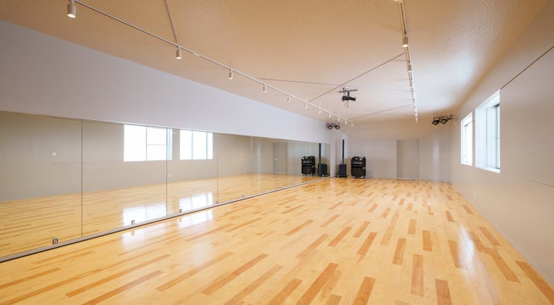 ダンススタジオ！定期利用可！3スタジオあり！音響マイクあります。会議、セミナー、カルチャー教室に！換気良好