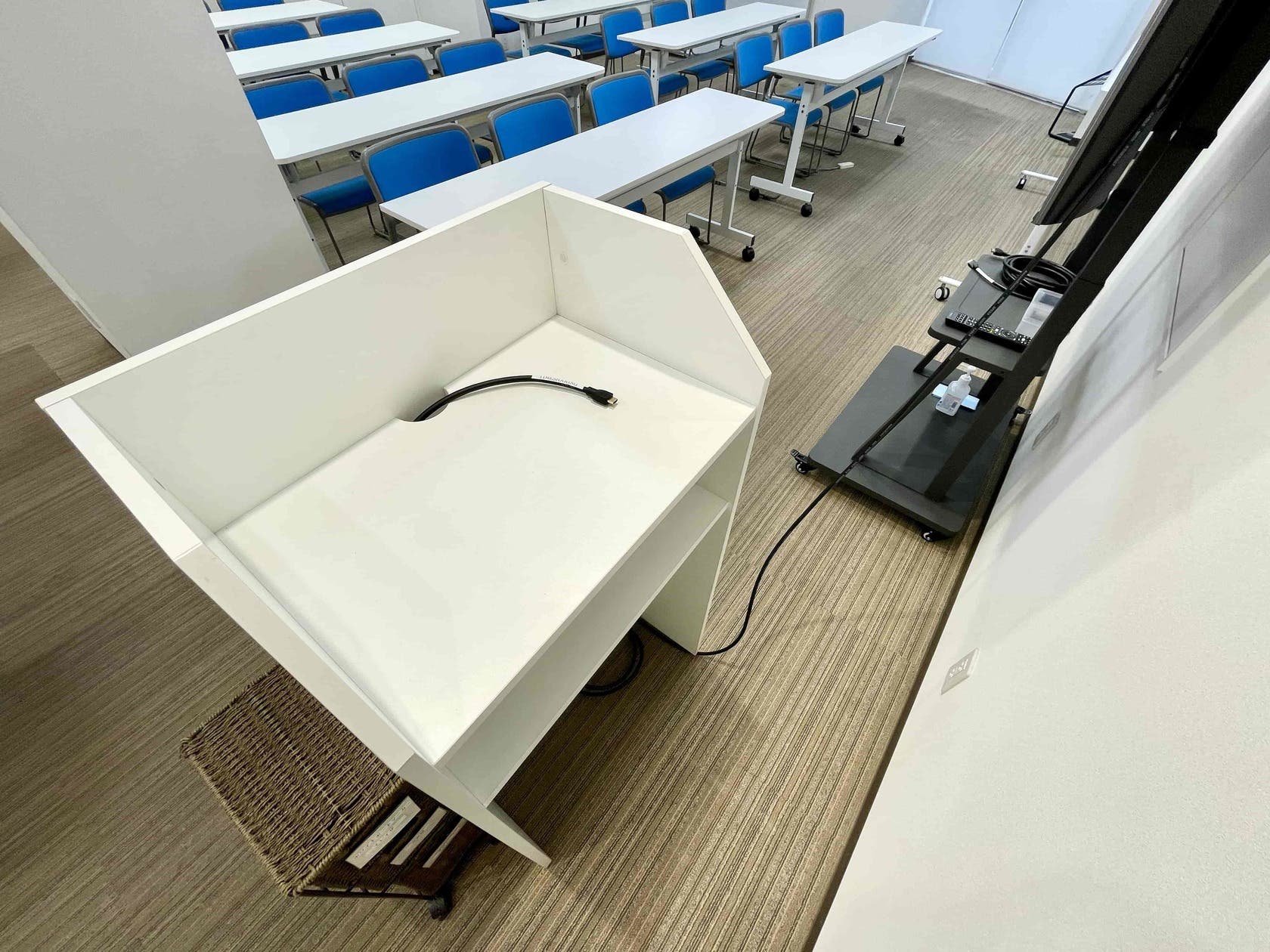 会議室【代々木駅1分】31名着席の会議室！備品全て無料！の写真12