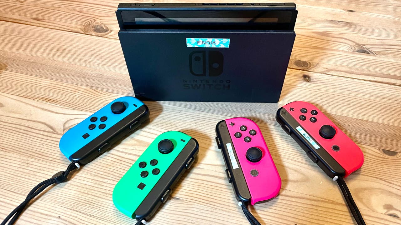 【無料】ゲーム機本体＋コントローラー×４個+ソフト４種の画像1