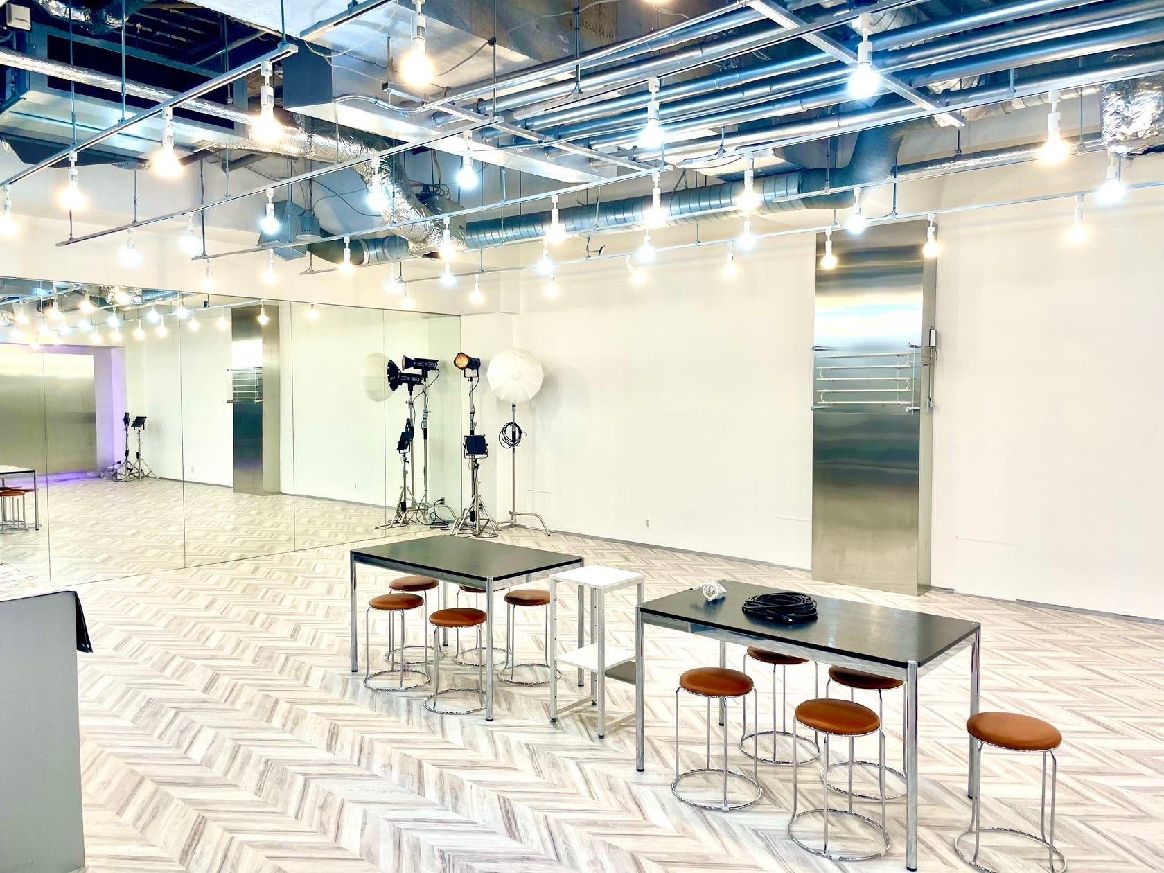 【中目黒駅90秒お洒落で映える大型スタジオ】大きな鏡/テレビ収録/動画撮影/ライブ配信/ダンス/講演/高音質/24時間可の写真8