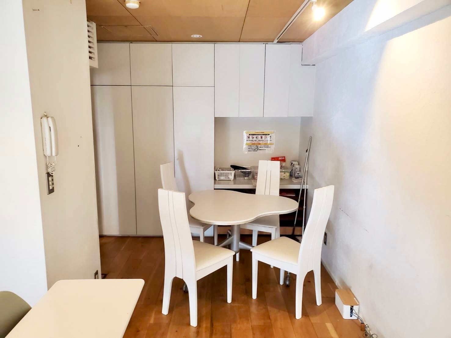 1001【新宿御苑前駅2分】4000円/1h★自然いっぱいの眺望×10階◎備品全て無料・最大23名着席可のおしゃれスペース♪の写真13