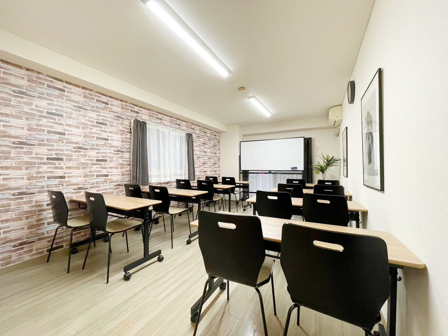 【FRIENDS XV】池袋駅西口から徒歩４分！会議、撮影、ボードゲーム、テレワーク、ヨガ、整体、などで利用可能！光回線の写真1