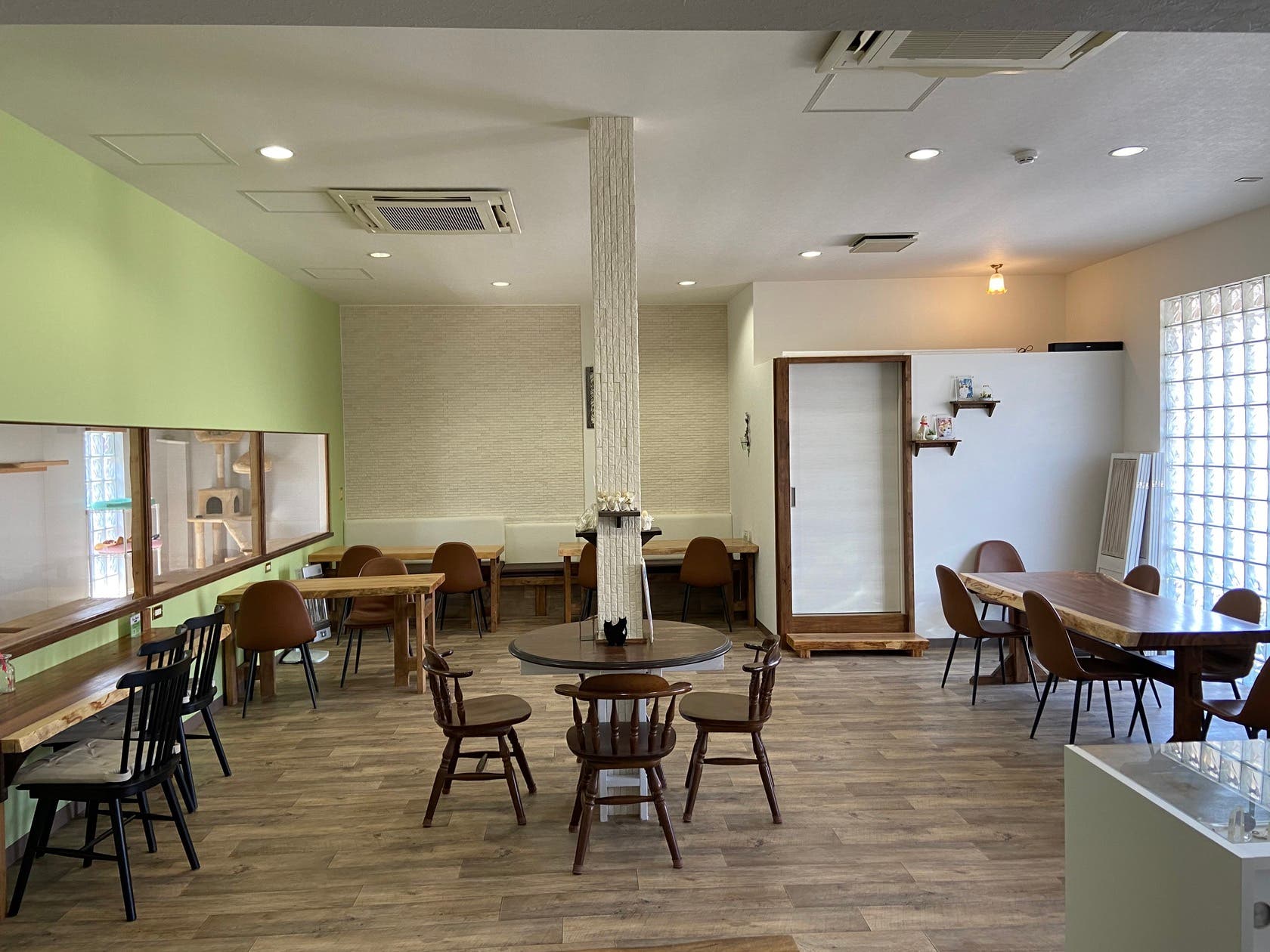 木のぬくもりに包まれたくつろぎ空間の写真1