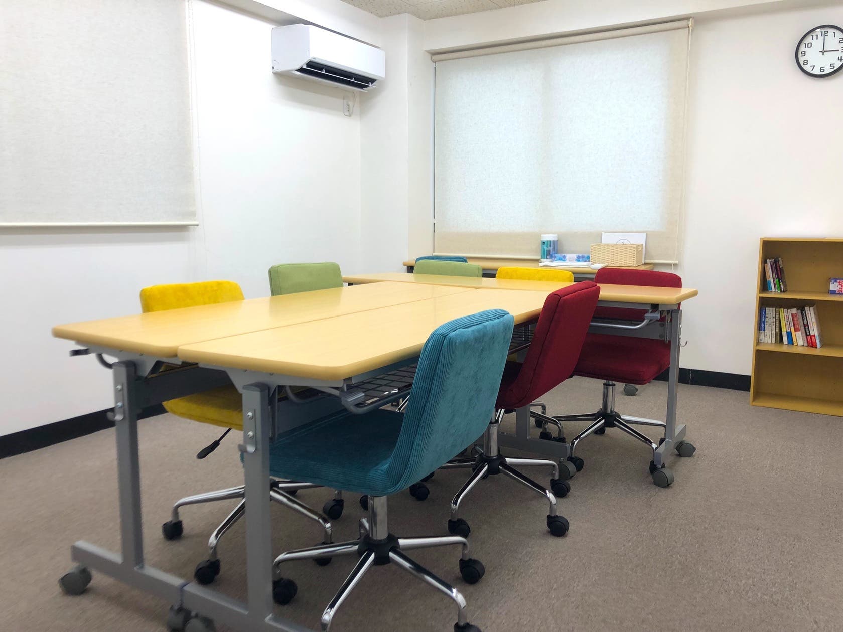 ＜神田ハコバナ＞ホワイトボード/Wi-Fi📶モニター無料🖥物々交換用本棚あり📚会議/商談/打ち合わせ/自習/読書の写真1