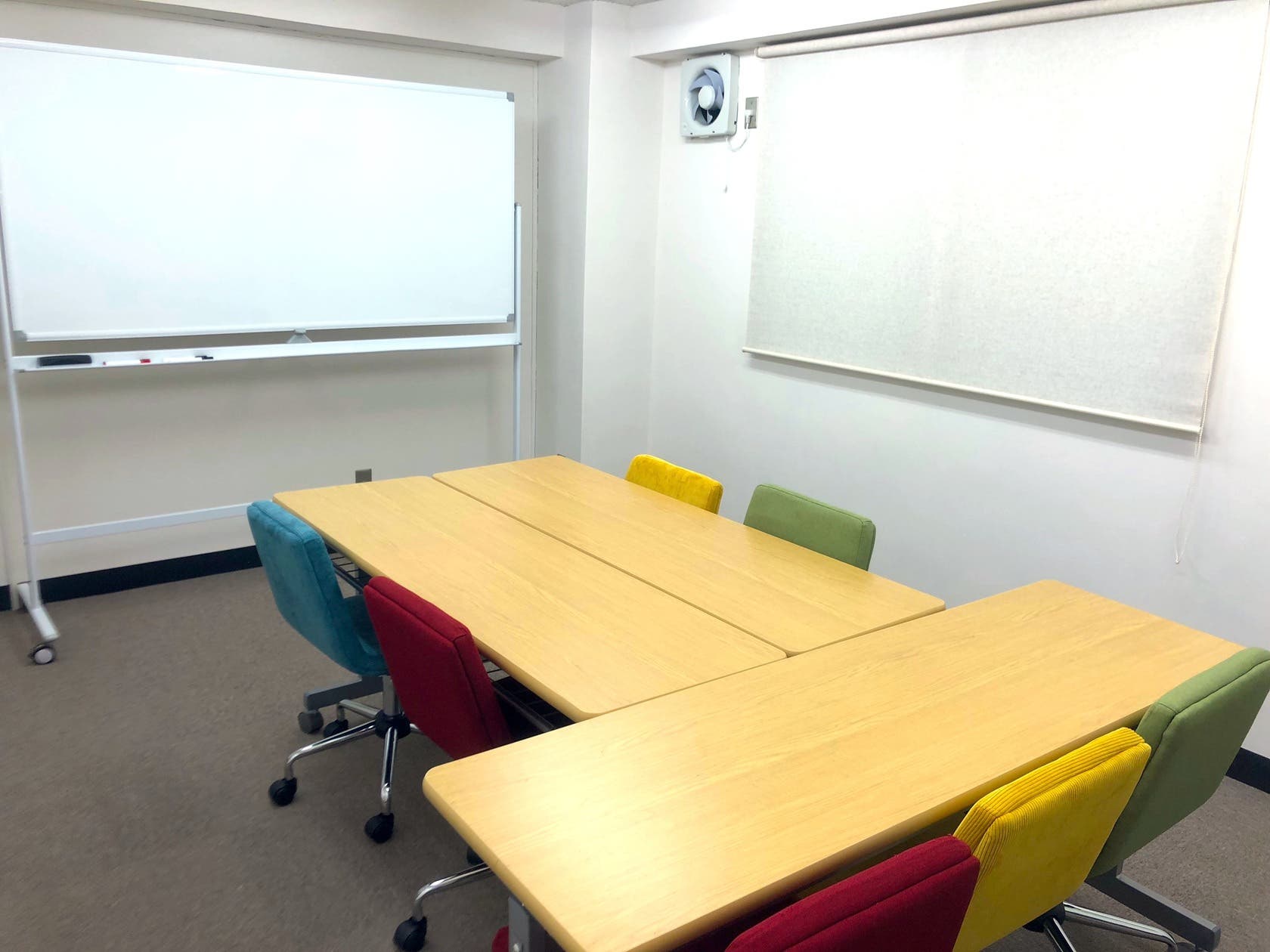 ＜神田ハコバナ＞ホワイトボード/Wi-Fi📶モニター無料🖥物々交換用本棚あり📚会議/商談/打ち合わせ/自習/読書の写真4